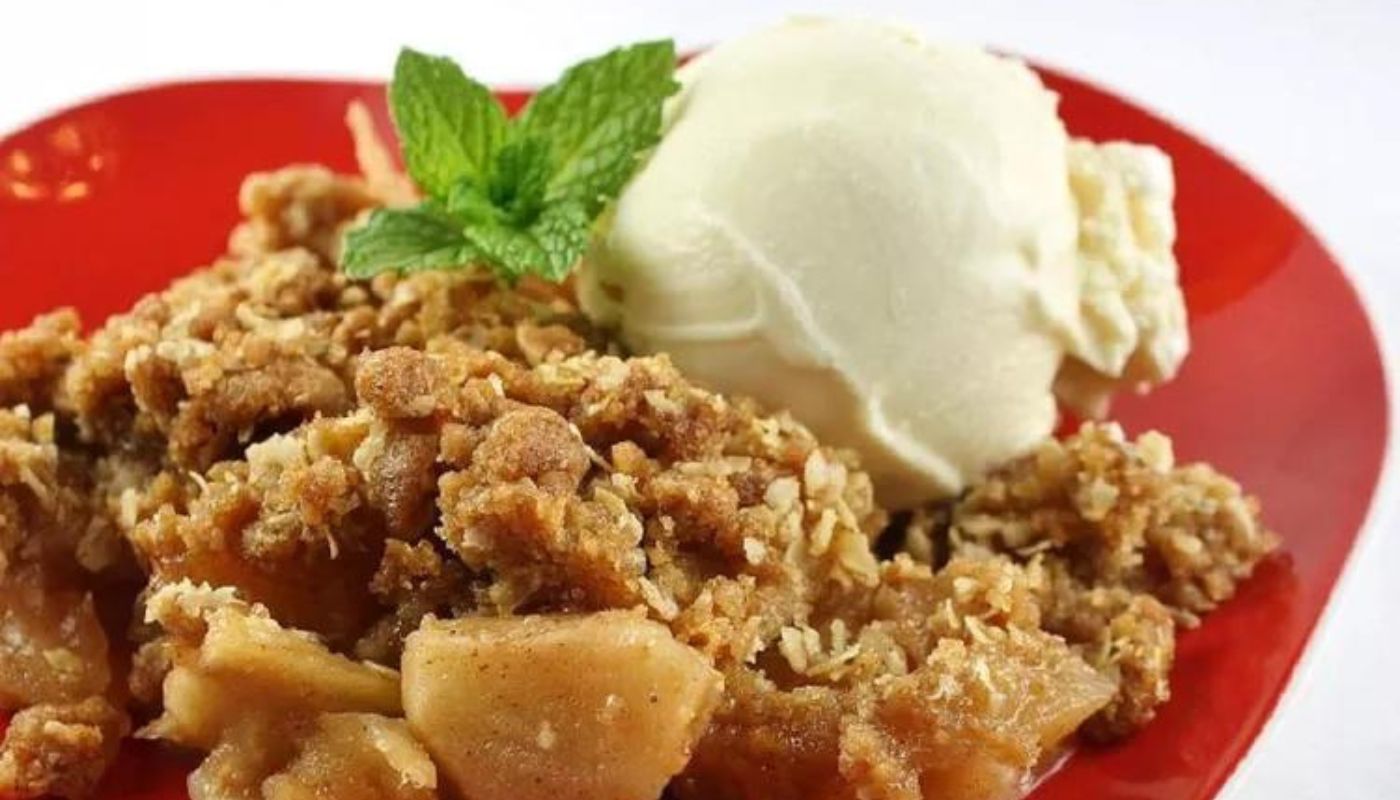 Apple Crisp Delight with Crunchy Oat Topping